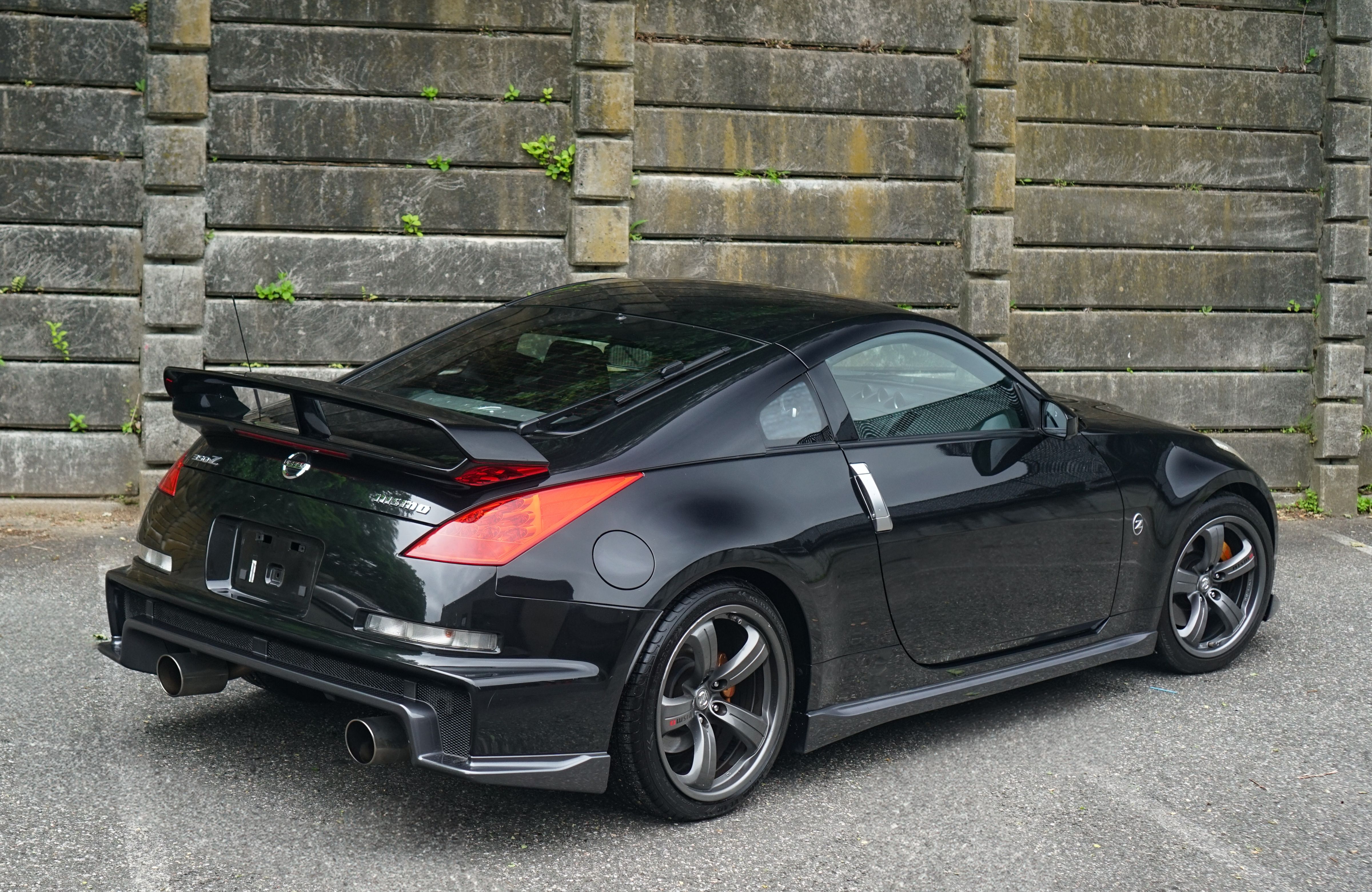 nissan 350z black with spoiler